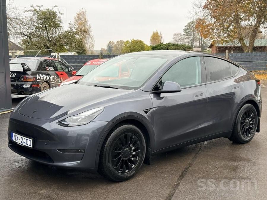 Grey Tesla Model Y 2022 in Riga, with an engine capacity of 0.00 L and mileage of 141 thousand km for 28500 €, photo 3 on AUTOMOTO.COM.LV