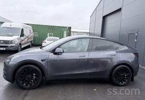 Grey Tesla Model Y 2022 in Riga, with an engine capacity of 0.00 L and mileage of 141 thousand km for 28500 €, photo 5 on AUTOMOTO.COM.LV