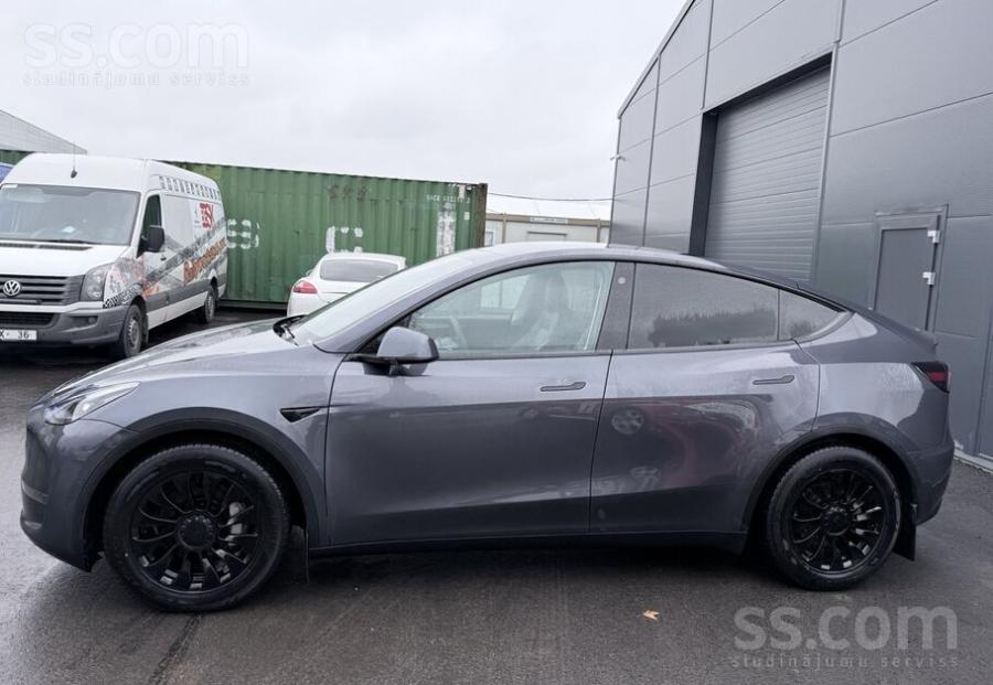 Grey Tesla Model Y 2022 in Riga, with an engine capacity of 0.00 L and mileage of 141 thousand km for 28500 €, photo 5 on AUTOMOTO.COM.LV