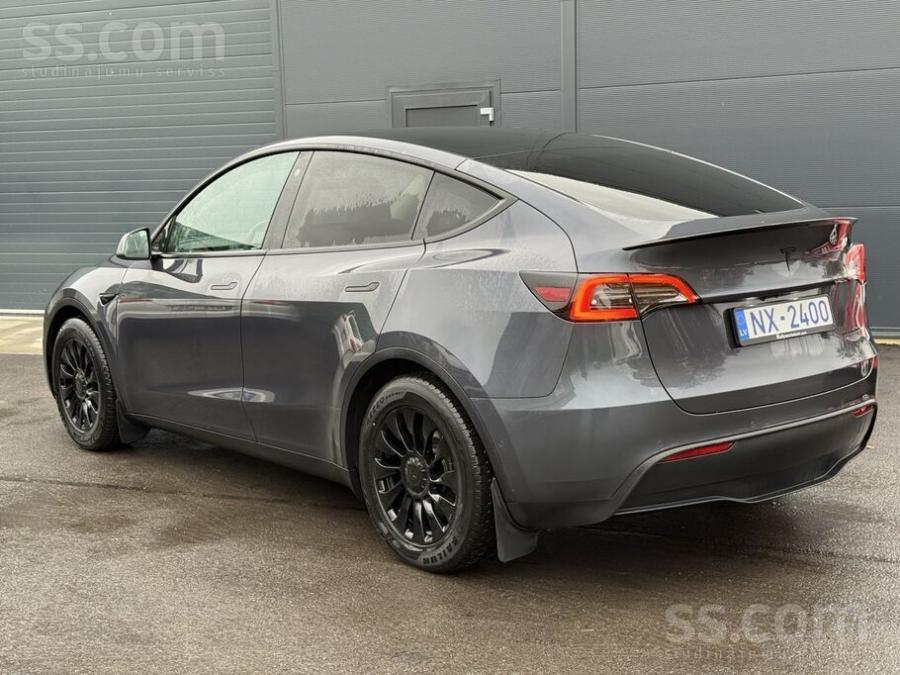 Grey Tesla Model Y 2022 in Riga, with an engine capacity of 0.00 L and mileage of 141 thousand km for 28500 €, photo 8 on AUTOMOTO.COM.LV