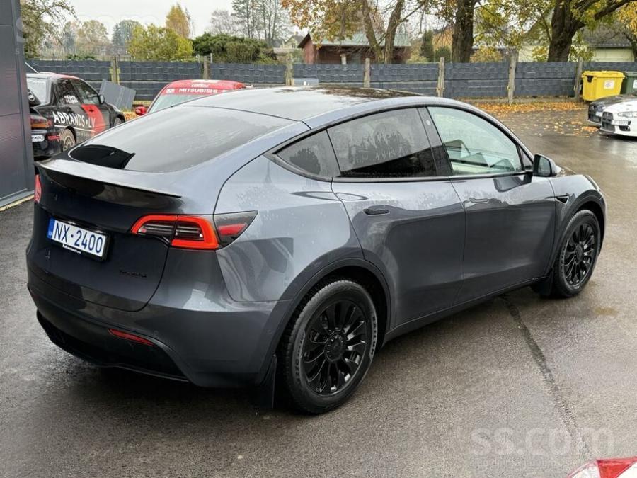 Grey Tesla Model Y 2022 in Riga, with an engine capacity of 0.00 L and mileage of 141 thousand km for 28500 €, photo 9 on AUTOMOTO.COM.LV
