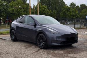 Grey Tesla Model Y 2022 in Vilnius, with an engine capacity of 0.00 L and mileage of 60 thousand km for 27600 €, photo 3 on AUTOMOTO.COM.LV
