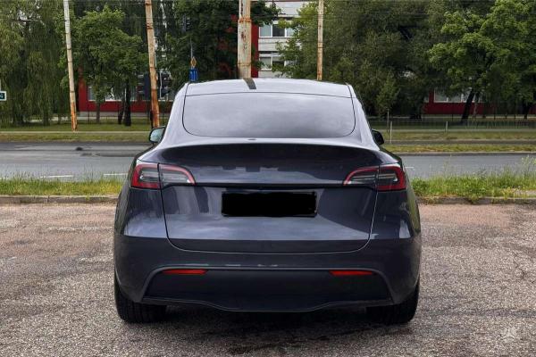 Grey Tesla Model Y 2022 in Vilnius, with an engine capacity of 0.00 L and mileage of 60 thousand km for 27600 €, photo 4 on AUTOMOTO.COM.LV