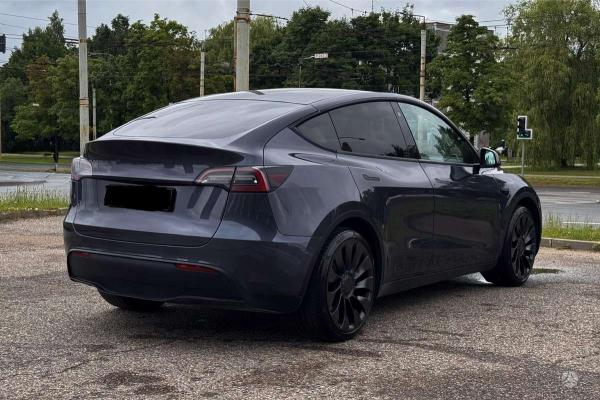 Grey Tesla Model Y 2022 in Vilnius, with an engine capacity of 0.00 L and mileage of 60 thousand km for 27600 €, photo 6 on AUTOMOTO.COM.LV