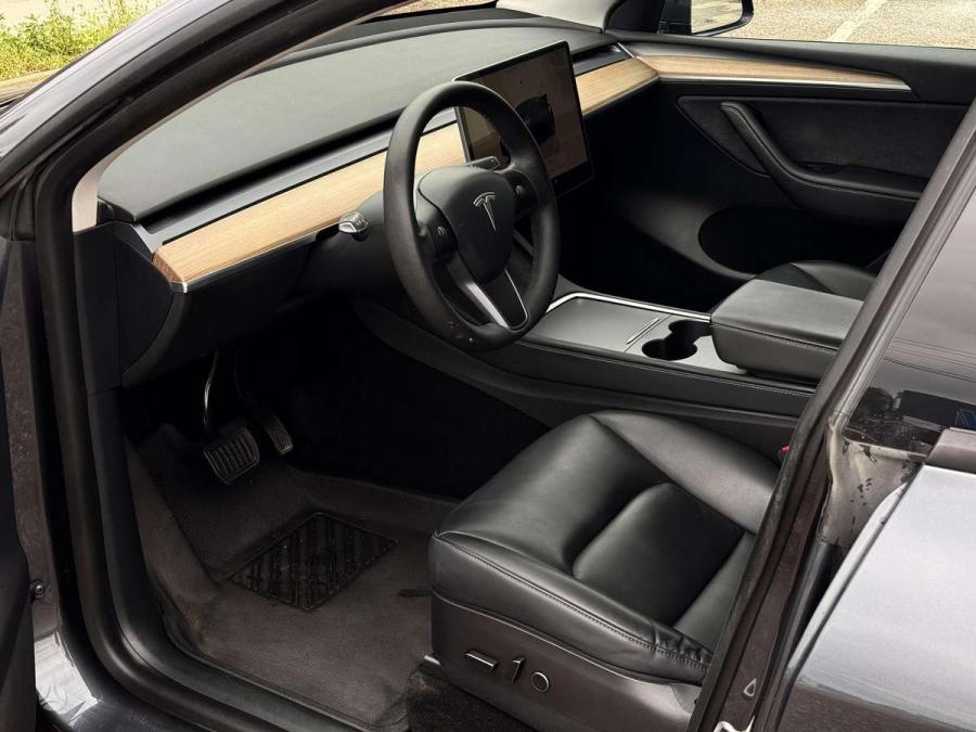Grey Tesla Model Y 2022 in Vilnius, with an engine capacity of 0.00 L and mileage of 60 thousand km for 27600 €, photo 17 on AUTOMOTO.COM.LV