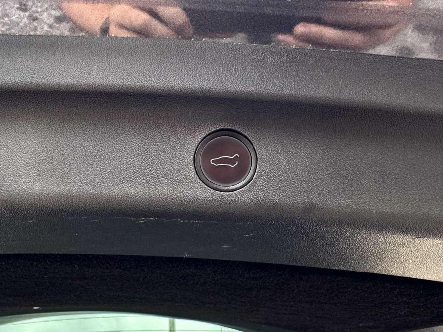 Grey Tesla Model Y 2022 in Vilnius, with an engine capacity of 0.00 L and mileage of 60 thousand km for 27600 €, photo 18 on AUTOMOTO.COM.LV