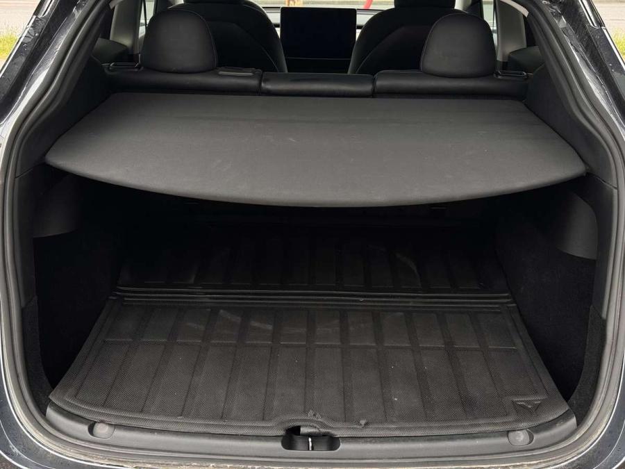 Grey Tesla Model Y 2022 in Vilnius, with an engine capacity of 0.00 L and mileage of 60 thousand km for 27600 €, photo 19 on AUTOMOTO.COM.LV