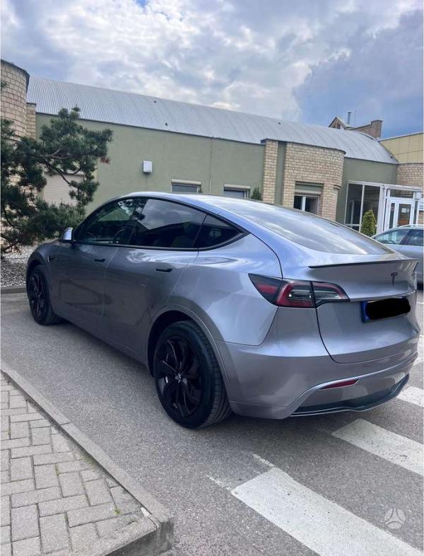 Grey Tesla Model Y 2023 in Kaunas, with an engine capacity of 0.00 L and mileage of 50 thousand km for 33500 €, photo 1 on AUTOMOTO.COM.LV