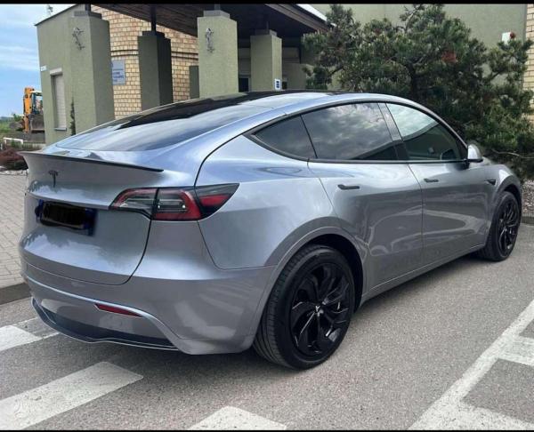 Grey Tesla Model Y 2023 in Kaunas, with an engine capacity of 0.00 L and mileage of 50 thousand km for 33500 €, photo 3 on AUTOMOTO.COM.LV