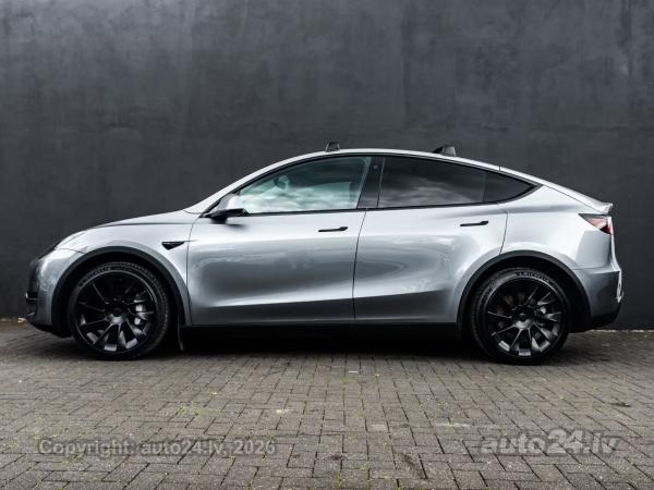 Grey Tesla Model Y 2023 in Tallinn, with an engine capacity of 0.00 L and mileage of 26 thousand km for 41990 €, photo 3 on AUTOMOTO.COM.LV