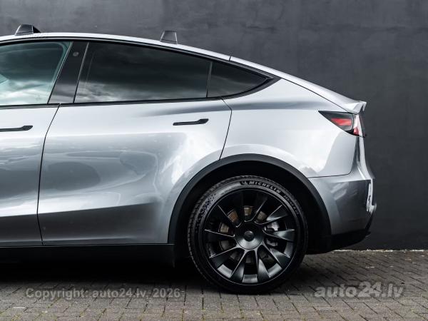 Grey Tesla Model Y 2023 in Tallinn, with an engine capacity of 0.00 L and mileage of 26 thousand km for 41990 €, photo 4 on AUTOMOTO.COM.LV