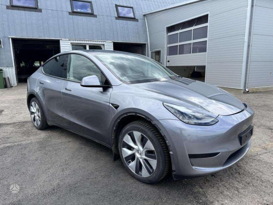 Grey Tesla Model Y 2023 in Radviliskis, with an engine capacity of 0.00 L and mileage of 27 thousand km for 19650 €, photo 1 on AUTOMOTO.COM.LV