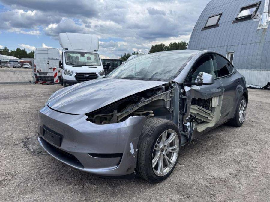 Grey Tesla Model Y 2023 in Radviliskis, with an engine capacity of 0.00 L and mileage of 27 thousand km for 19650 €, photo 4 on AUTOMOTO.COM.LV