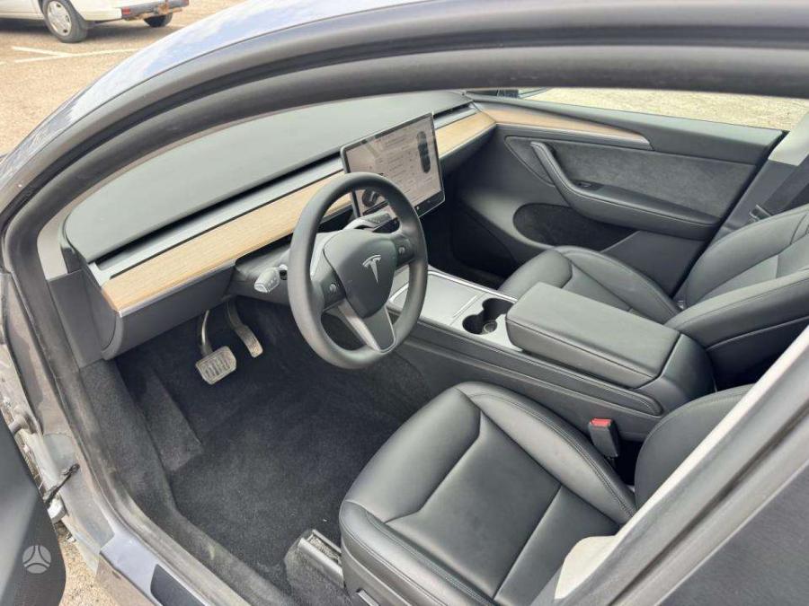 Grey Tesla Model Y 2023 in Radviliskis, with an engine capacity of 0.00 L and mileage of 27 thousand km for 19650 €, photo 10 on AUTOMOTO.COM.LV