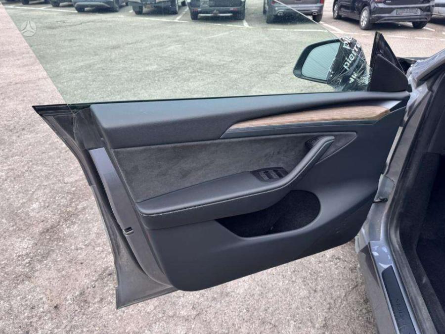Grey Tesla Model Y 2023 in Radviliskis, with an engine capacity of 0.00 L and mileage of 27 thousand km for 19650 €, photo 12 on AUTOMOTO.COM.LV
