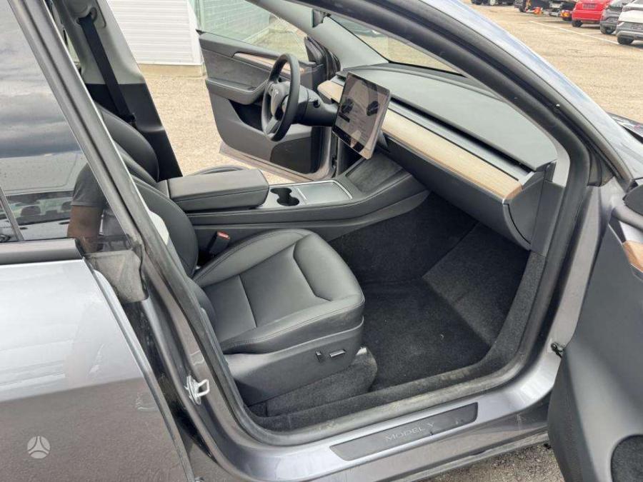 Grey Tesla Model Y 2023 in Radviliskis, with an engine capacity of 0.00 L and mileage of 27 thousand km for 19650 €, photo 19 on AUTOMOTO.COM.LV