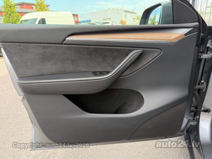 Grey Tesla Model Y 2023 in Tartu, with an engine capacity of 0.00 L and mileage of 22 thousand km for 40300 €, photo 22 on AUTOMOTO.COM.LV