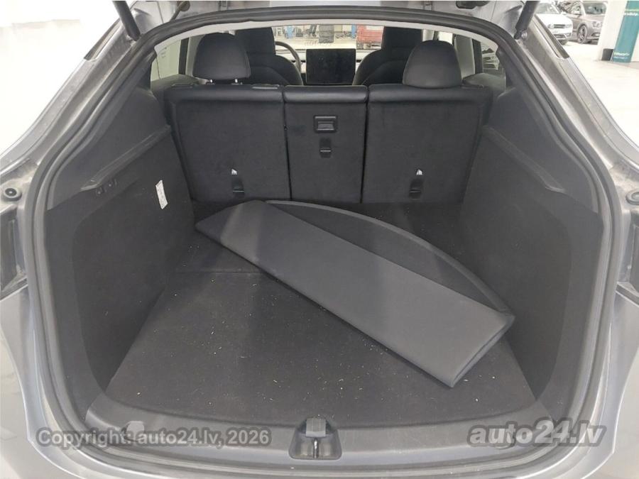 Grey Tesla Model Y 2023 in Tallinn, with an engine capacity of 0.00 L and mileage of 52 thousand km for 39990 €, photo 10 on AUTOMOTO.COM.LV