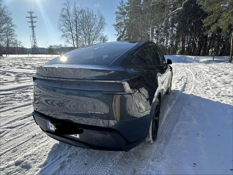 Pelēks Tesla Model Y 2025 Kauņa, ar dzinēja tilpumu 0.00 L un nobraukumu 21 tūkst. km par 48900 €, foto 4 vietnē AUTOMOTO.COM.LV