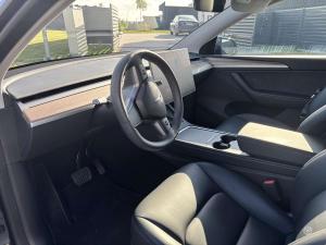 Grey Tesla Model Y 2025 in Klaipeda, with an engine capacity of 0.00 L and mileage of 30 thousand km for 29900 €, photo 3 on AUTOMOTO.COM.LV