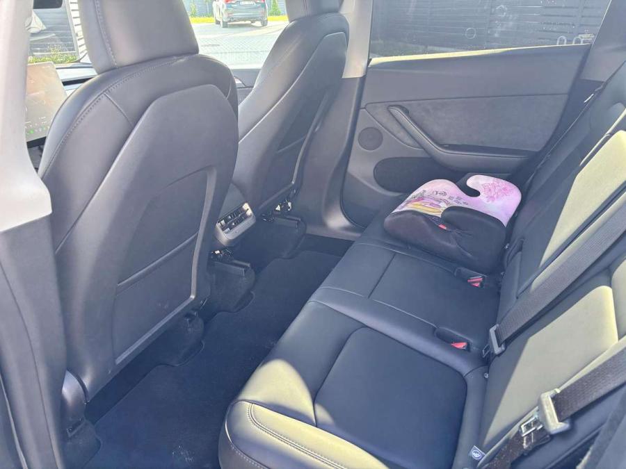 Grey Tesla Model Y 2025 in Klaipeda, with an engine capacity of 0.00 L and mileage of 30 thousand km for 29900 €, photo 4 on AUTOMOTO.COM.LV