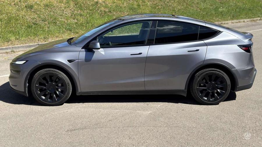Grey Tesla Model Y 2025 in Jonava, with an engine capacity of 0.00 L and mileage of 25 thousand km for 51000 €, photo 5 on AUTOMOTO.COM.LV