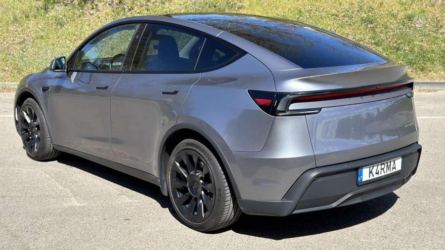 Grey Tesla Model Y 2025 in Jonava, with an engine capacity of 0.00 L and mileage of 25 thousand km for 51000 €, photo 6 on AUTOMOTO.COM.LV