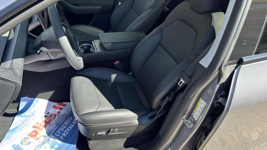 Grey Tesla Model Y 2025 in Jonava, with an engine capacity of 0.00 L and mileage of 25 thousand km for 51000 €, photo 13 on AUTOMOTO.COM.LV