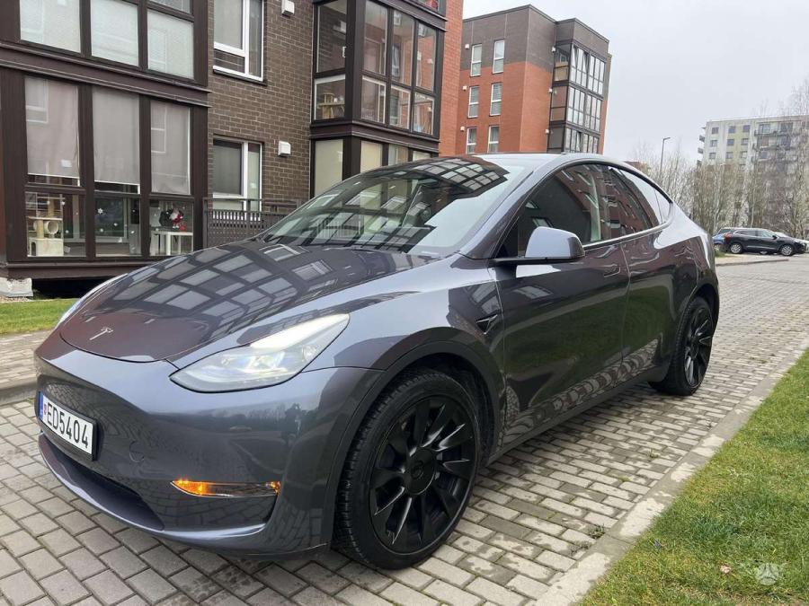 Pelēks Tesla Model Y 2023 Viļņa, ar dzinēja tilpumu 0.00 L un nobraukumu 53 tūkst. km par 28500 €, foto 1 vietnē AUTOMOTO.COM.LV