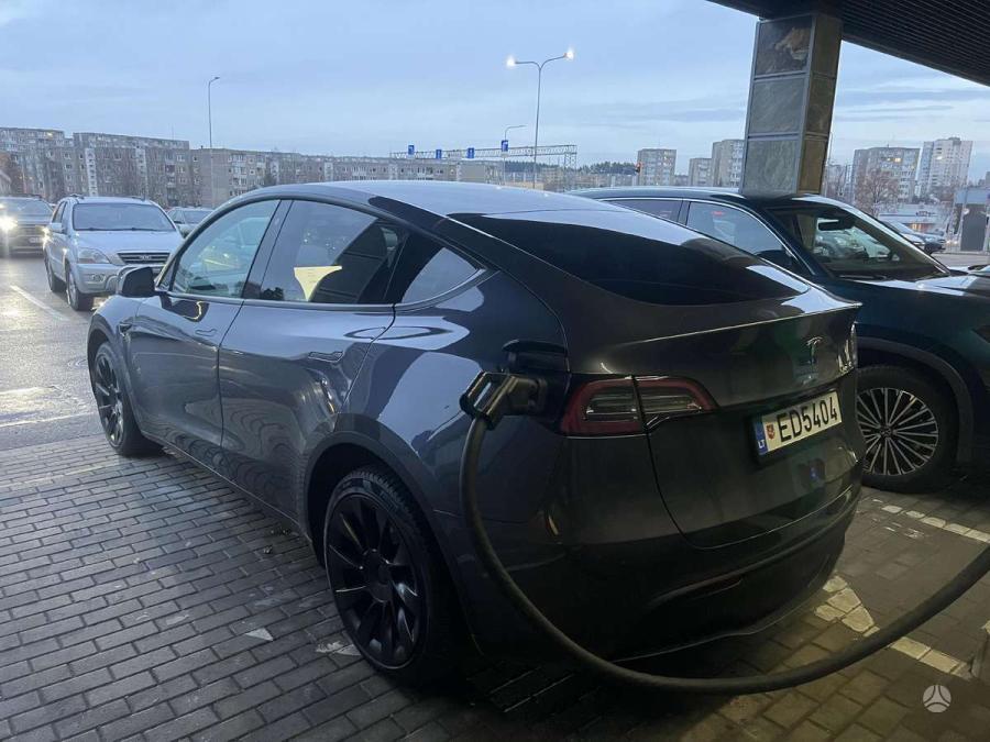 Pelēks Tesla Model Y 2023 Viļņa, ar dzinēja tilpumu 0.00 L un nobraukumu 53 tūkst. km par 28500 €, foto 2 vietnē AUTOMOTO.COM.LV
