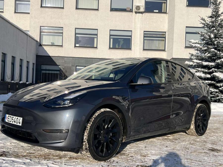 Pelēks Tesla Model Y 2023 Viļņa, ar dzinēja tilpumu 0.00 L un nobraukumu 54 tūkst. km par 27900 €, foto 2 vietnē AUTOMOTO.COM.LV