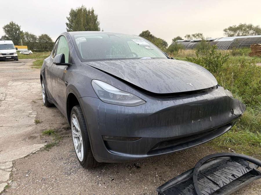 Grey Tesla Model Y 2023 in Kaunas, with an engine capacity of 0.00 L and mileage of 43 thousand km for 15700 €, photo 1 on AUTOMOTO.COM.LV