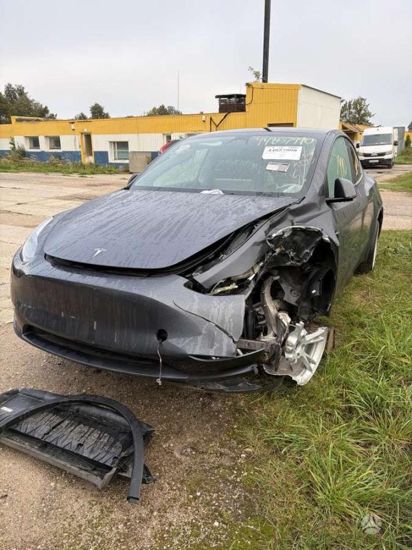 Pelēks Tesla Model Y 2023 Kauņa, ar dzinēja tilpumu 0.00 L un nobraukumu 43 tūkst. km par 15700 €, foto 3 vietnē AUTOMOTO.COM.LV