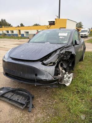 Grey Tesla Model Y 2023 in Kaunas, with an engine capacity of 0.00 L and mileage of 43 thousand km for 15700 €, photo 3 on AUTOMOTO.COM.LV