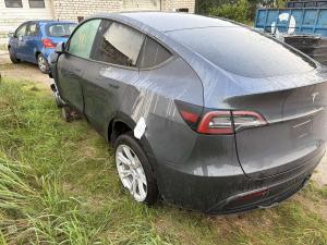 Grey Tesla Model Y 2023 in Kaunas, with an engine capacity of 0.00 L and mileage of 43 thousand km for 15700 €, photo 4 on AUTOMOTO.COM.LV