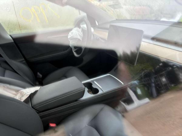 Pelēks Tesla Model Y 2023 Kauņa, ar dzinēja tilpumu 0.00 L un nobraukumu 43 tūkst. km par 15700 €, foto 5 vietnē AUTOMOTO.COM.LV