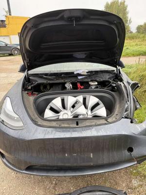 Grey Tesla Model Y 2023 in Kaunas, with an engine capacity of 0.00 L and mileage of 43 thousand km for 15700 €, photo 6 on AUTOMOTO.COM.LV
