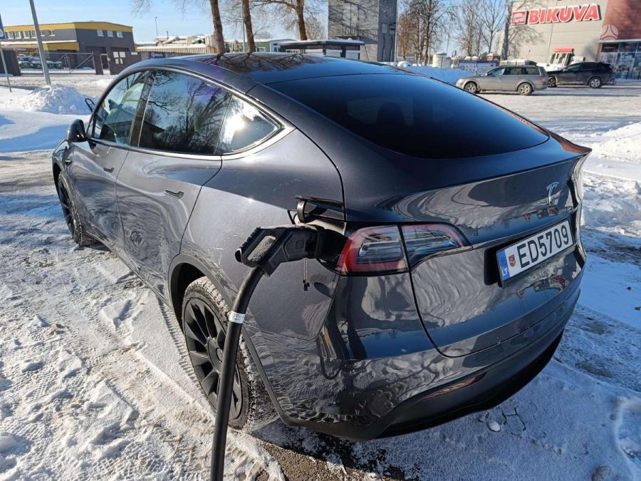 Grey Tesla Model Y 2023 in Mazeikiai, with an engine capacity of 0.00 L and mileage of 50 thousand km for 29800 €, photo 6 on AUTOMOTO.COM.LV