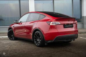 Red Tesla Model Y 2022 in Vilnius, with an engine capacity of 0.00 L and mileage of 54 thousand km for 27000 €, photo 3 on AUTOMOTO.COM.LV