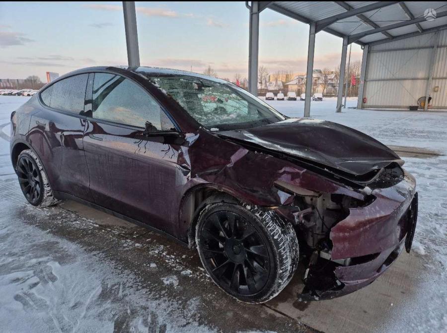 Red Tesla Model Y 2023 in Klaipeda, with an engine capacity of 0.00 L and mileage of 48 thousand km for 11700 €, photo 3 on AUTOMOTO.COM.LV