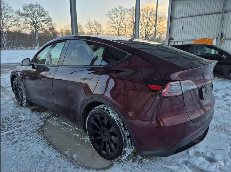 Red Tesla Model Y 2023 in Klaipeda, with an engine capacity of 0.00 L and mileage of 48 thousand km for 11700 €, photo 4 on AUTOMOTO.COM.LV