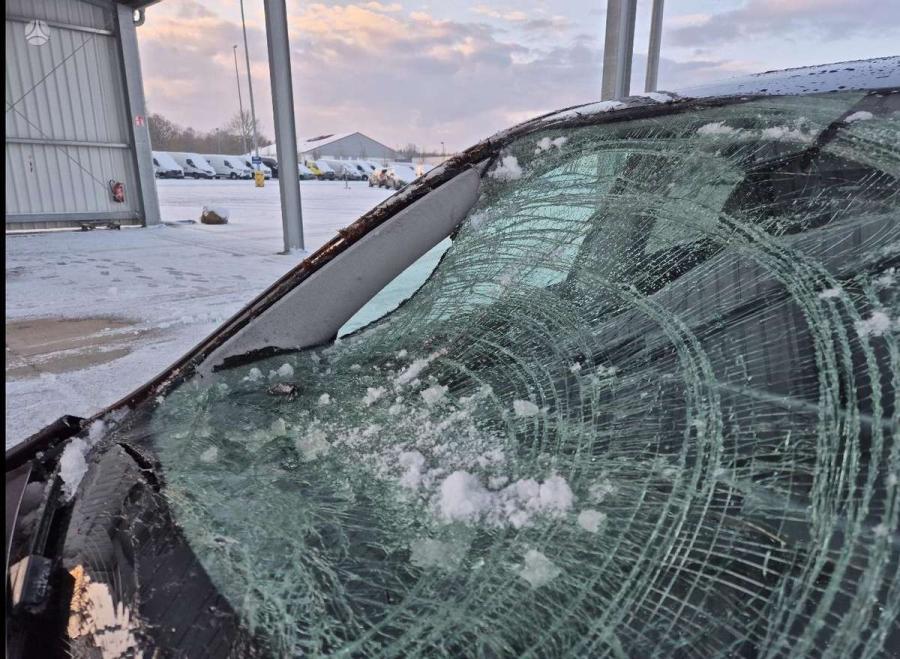 Red Tesla Model Y 2023 in Klaipeda, with an engine capacity of 0.00 L and mileage of 48 thousand km for 11700 €, photo 16 on AUTOMOTO.COM.LV
