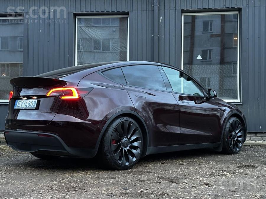 Red Tesla Model Y 2023 in Jelgava, with an engine capacity of 0.00 L and mileage of 76 thousand km for 38500 €, photo 4 on AUTOMOTO.COM.LV
