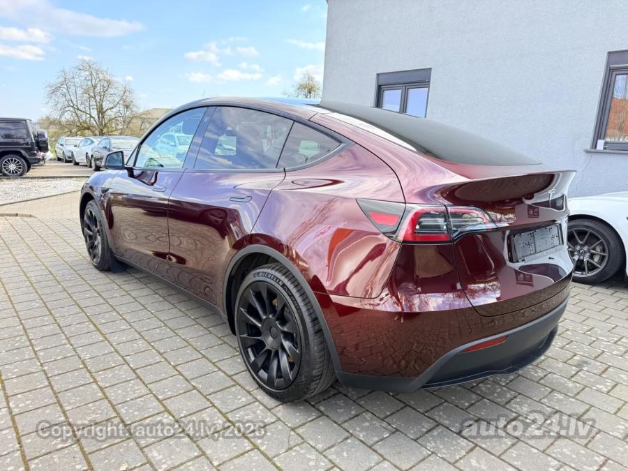 Red Tesla Model Y 2023 in Tartu, with an engine capacity of 0.00 L and mileage of 55 thousand km for 39999 €, photo 5 on AUTOMOTO.COM.LV