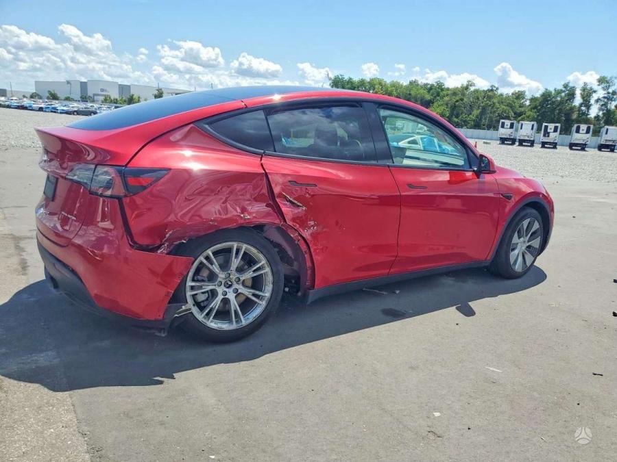 Red Tesla Model Y 2023 in Kaunas, with an engine capacity of 0.00 L and mileage of 26 thousand km for 22450 €, photo 3 on AUTOMOTO.COM.LV