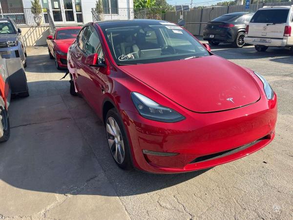 Red Tesla Model Y 2023 in Kaunas, with an engine capacity of 0.00 L and mileage of 26 thousand km for 21450 €, photo 1 on AUTOMOTO.COM.LV