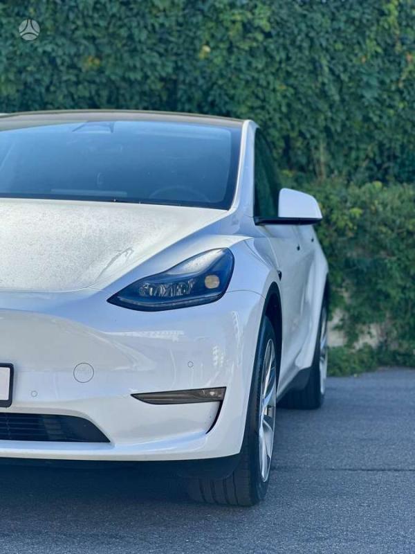 White Tesla Model Y 2022 in Vilnius, with an engine capacity of 0.00 L and mileage of 63 thousand km for 35400 €, photo 4 on AUTOMOTO.COM.LV