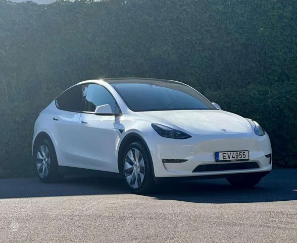 White Tesla Model Y 2022 in Vilnius, with an engine capacity of 0.00 L and mileage of 63 thousand km for 35400 €, photo 5 on AUTOMOTO.COM.LV