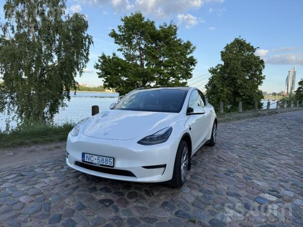Balts Tesla Model Y 2023 Rīga, ar dzinēja tilpumu 0.00 L un nobraukumu 68 tūkst. km par 40990 €, foto 1 vietnē AUTOMOTO.COM.LV