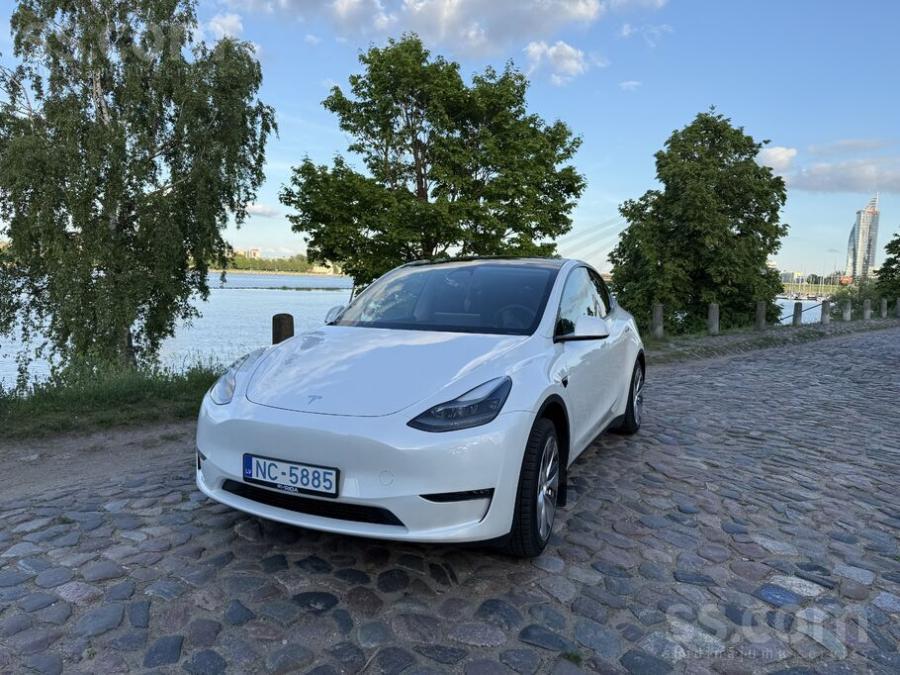 White Tesla Model Y 2023 in Riga, with an engine capacity of 0.00 L and mileage of 68 thousand km for 40990 €, photo 1 on AUTOMOTO.COM.LV